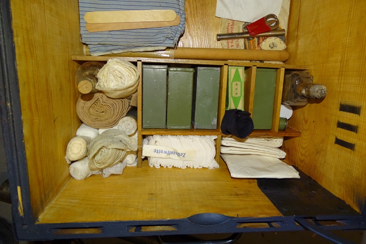Sanitätskasten 1, M 1930, Wehrmacht, Originalfarbe, Inhalt | 19873